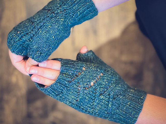Ravelry: Ballard's Beach Mitts pattern by Amanda Turcotte
