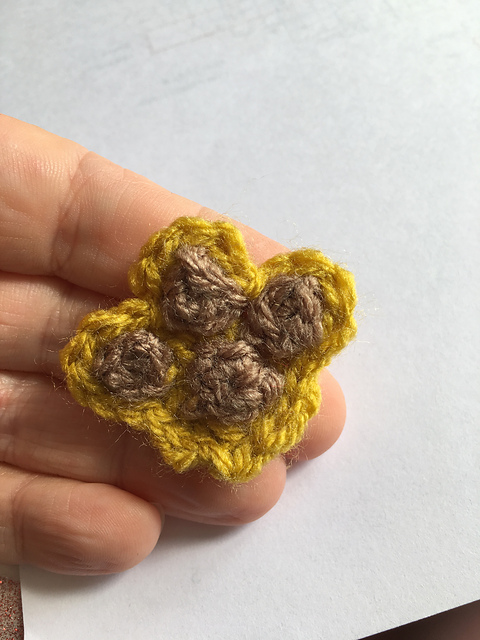 Ravelry: Paw Applique pattern by Tracy Wade