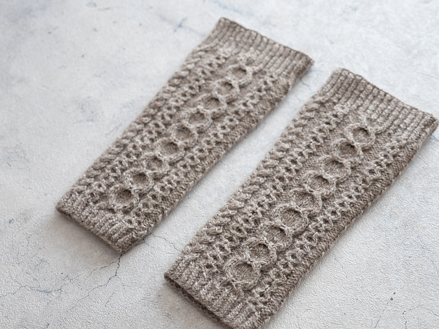Ravelry: humu humu warmers pattern by Yucca