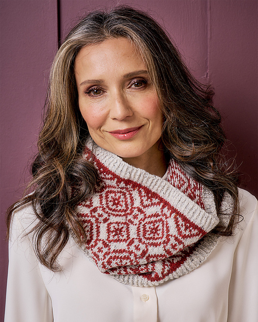 Ravelry: Medallion Cowl pattern by Sandra Nesbitt