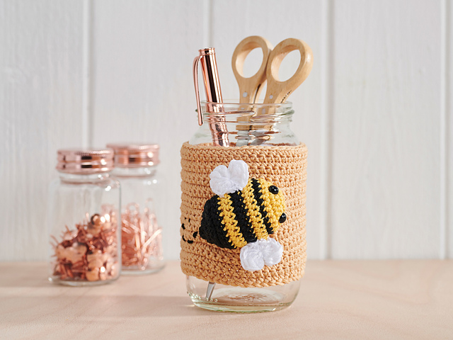 Ravelry: Bee Pen Pot pattern by Donna Wilkins