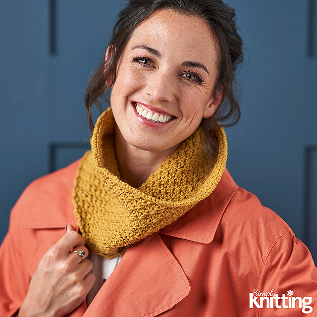 Ravelry: Daisy Stitch Cowl pattern by Becca Parker