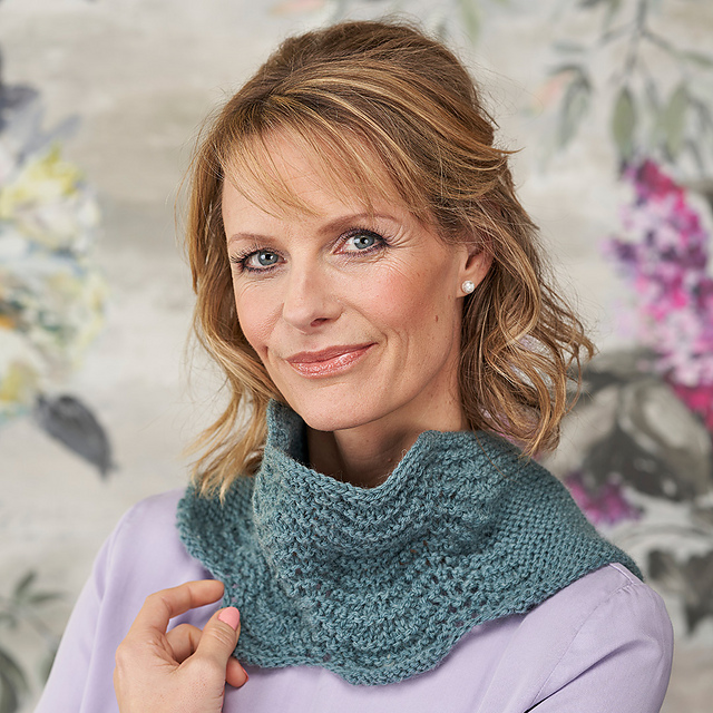 Ravelry: Ripple Effect Cowl pattern by Becca Parker