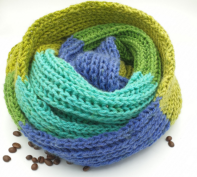 Ravelry: Infinity Scarf pattern by Siulu Guru