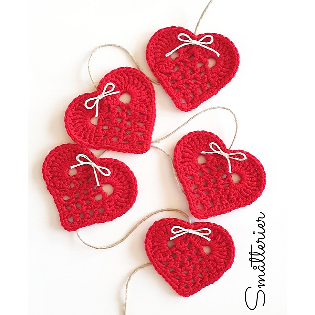 Ravelry: Astrid Christmas Heart pattern by Hilde Ropstad