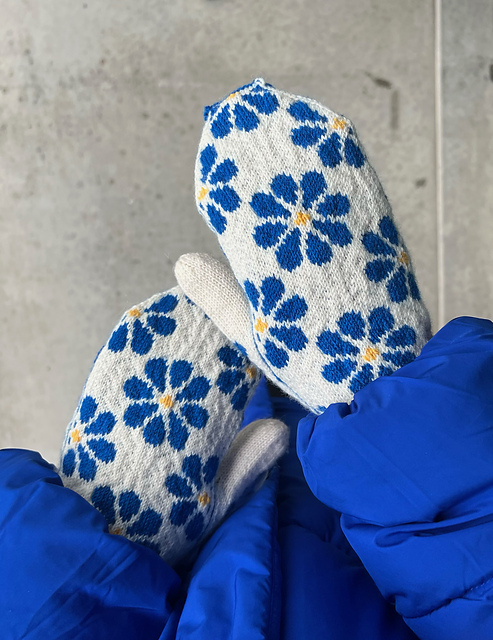 Ravelry: Daisy Mittens pattern by Solvara Knitwear