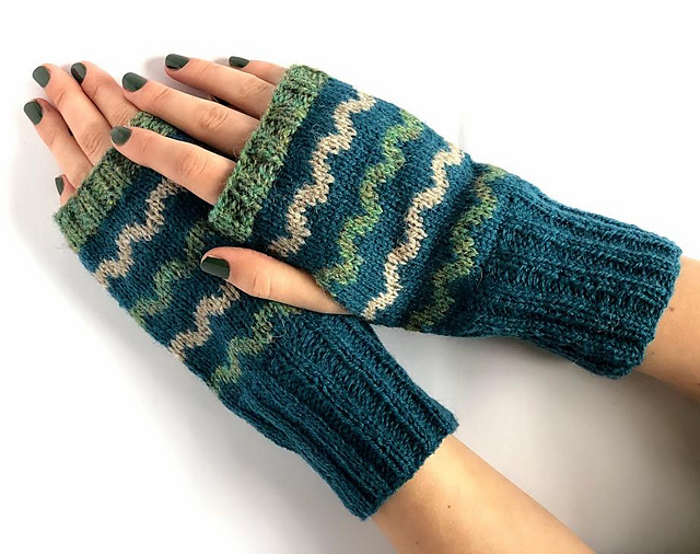 Ravelry: Ric-rac Fingerless Gloves pattern by Jade Nice