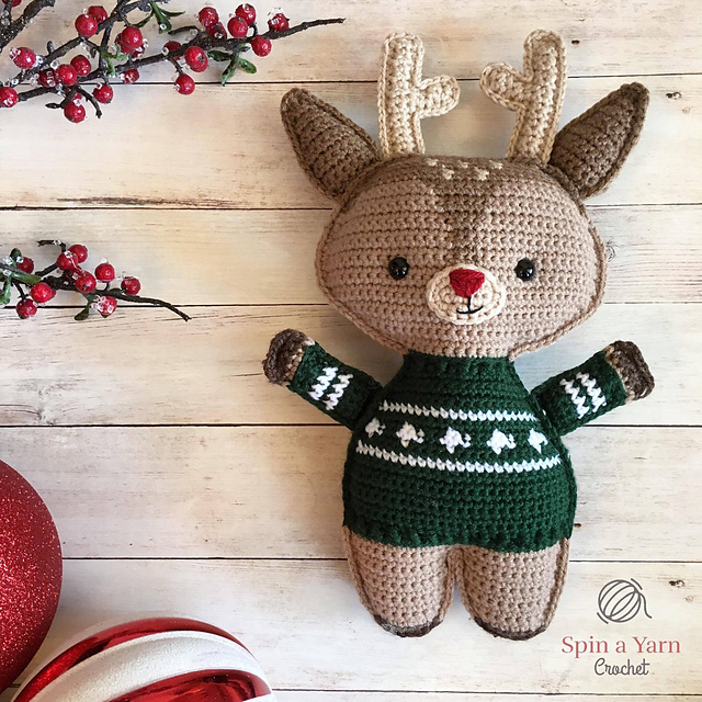 Ravelry: Holiday Deer pattern by Spin a Yarn Crochet