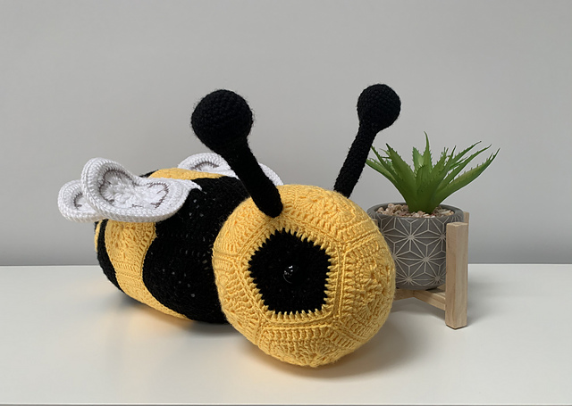 Ravelry: African flower bumble bee pattern by selina page