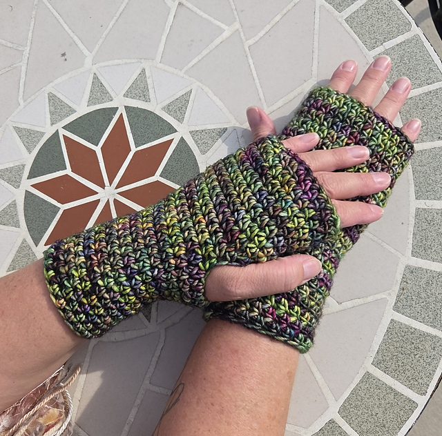 Ravelry: Top Down Fingerless Mitts pattern by Allena Williams