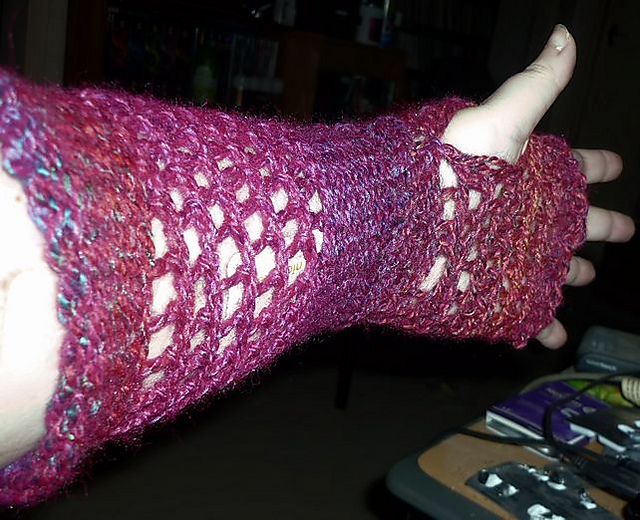 Ravelry: Figure 8 Fingerless Gloves pattern by Heather Dellinger