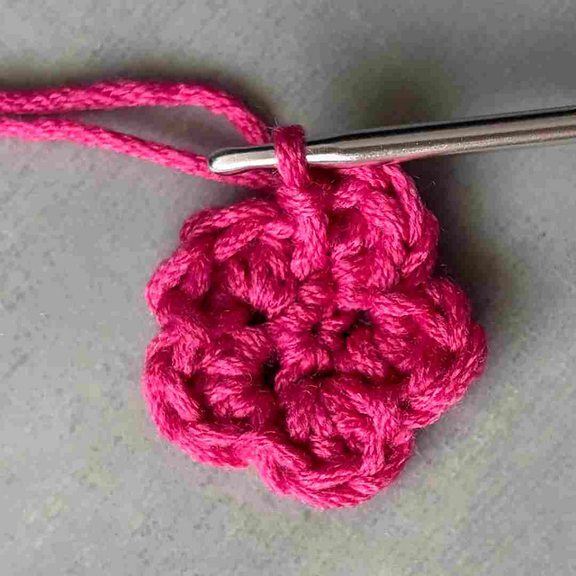 Ravelry: Small Flower Appliqué pattern by May Shehab
