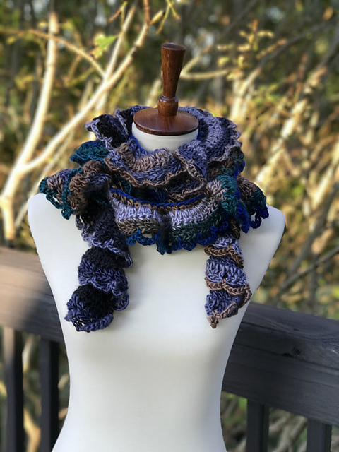 Ravelry: Curly Sue Scarf pattern by Rose Villalobos