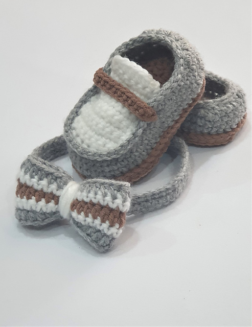 Ravelry: Baby Loafer with Bow tie pattern by Tanja Scott