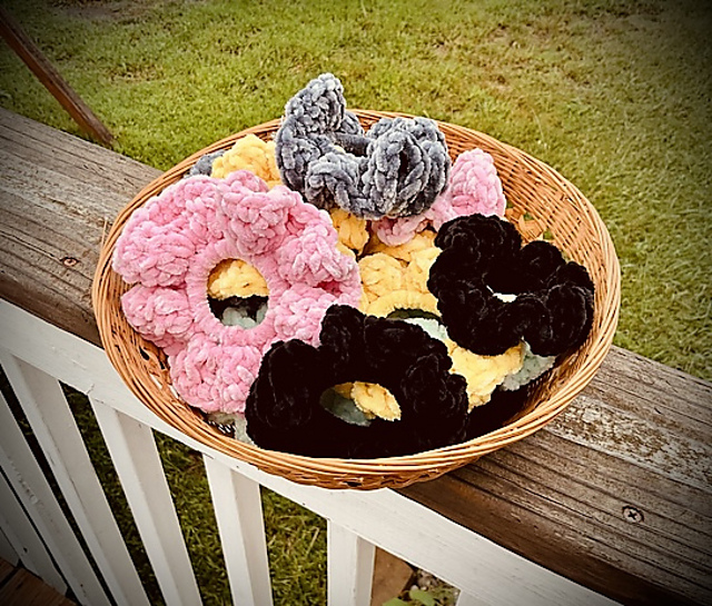 Ravelry: Sweet n’ Simple Scrunchies pattern by Elly Donner