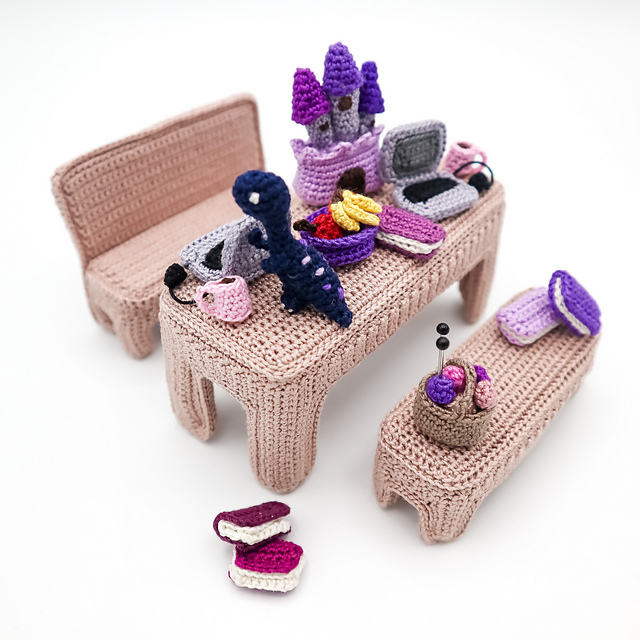 Ravelry: Dollhouse dining table pattern by Kwannie Cheng