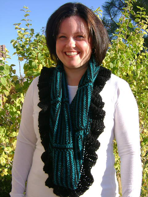 Ravelry: Graphic Reversible Cowl pattern by Suesan Roth