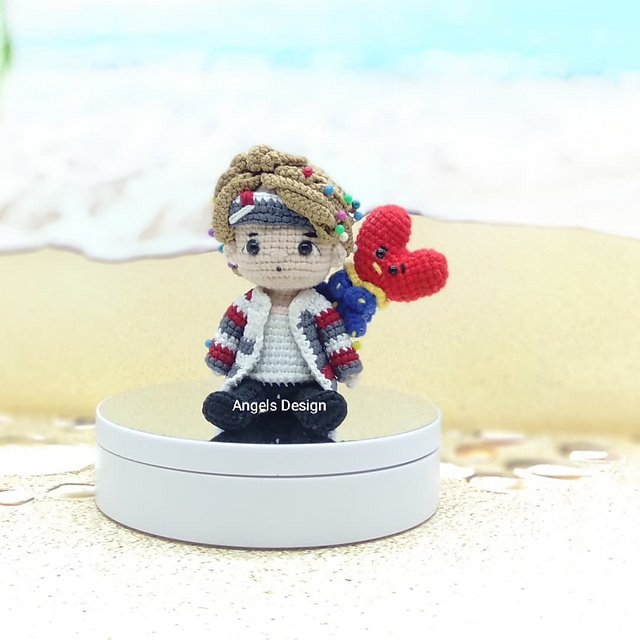 Ravelry: BTS V and Mini Tata pattern by Susianna Surbakti