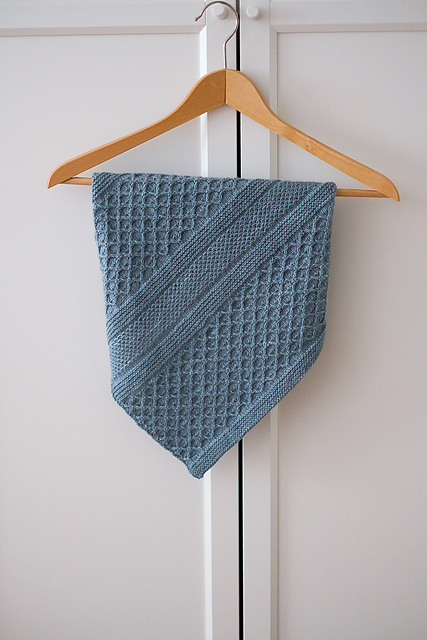 Ravelry: Frozen Silver Cowl pattern by SuviKnits
