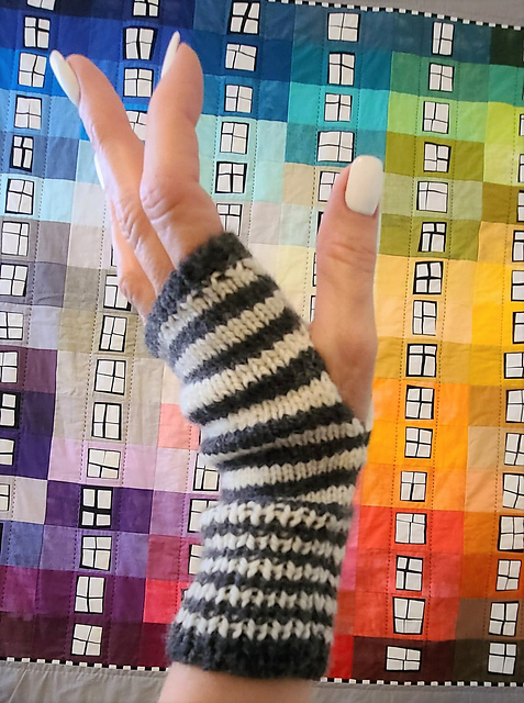 Ravelry: HUNDERTWASSER Gloves pattern by Suzanne Rose