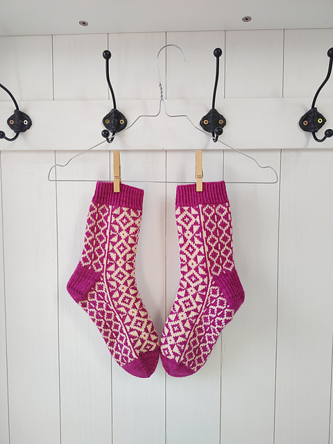 Ravelry: Tiles Over Tiles Socks pattern by TLblaupause