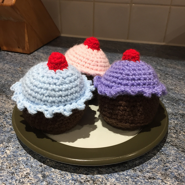 Ravelry: Frilly Cupcakes pattern by Elizabeth Peat