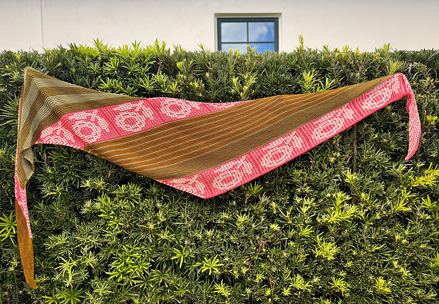 Ravelry: Larsa Shawl pattern by Tanis Gray