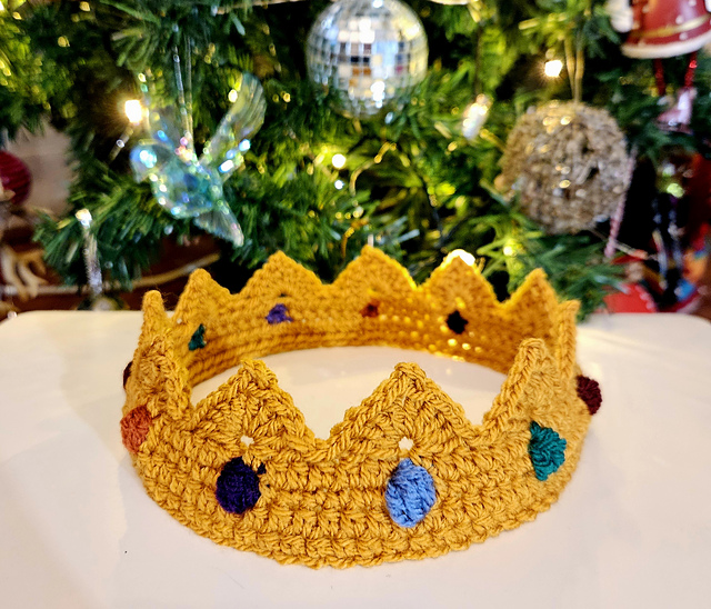 Ravelry: Christmas cracker hat / crown pattern by Tash Hag