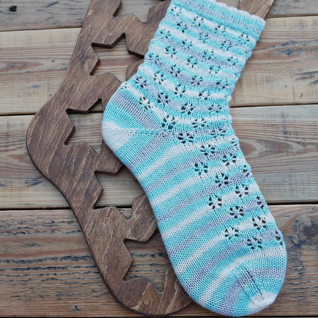 Ravelry: Snowflake Socks pattern by Tash Burrett