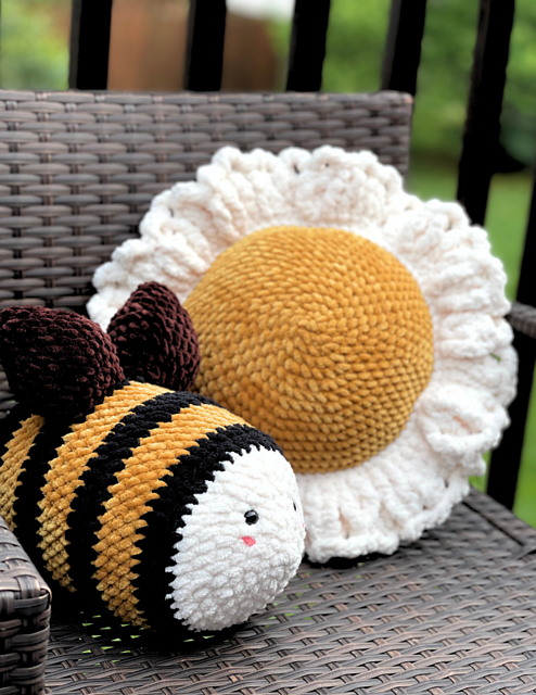 Ravelry: Bumblebee Daisy Pillow set pattern by Taunya Pringle
