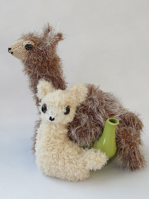 Ravelry: Alpaca tea cosy pattern by Susan Cowper