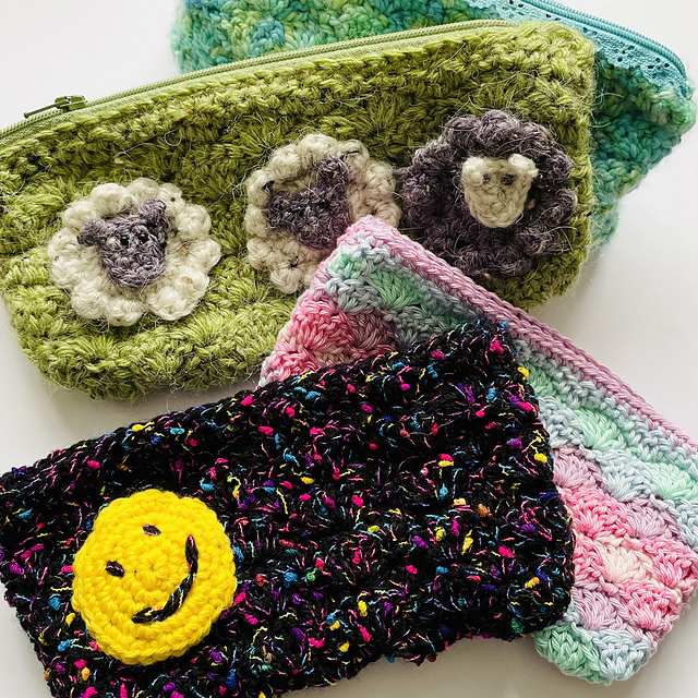 Ravelry: Shell stitch pouch pattern by Alice Tarry