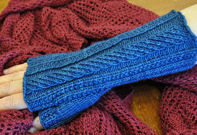 Ravelry: Farrow Rib Gauntlets pattern by Kristin Llyr