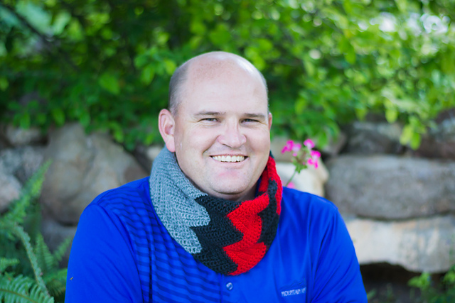 Ravelry: Chevron Cowl pattern by Kenneth Cormier