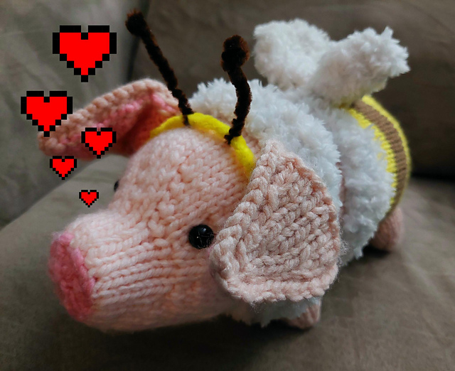Ravelry: Bumble Bee Poogie pattern by Julia Fre