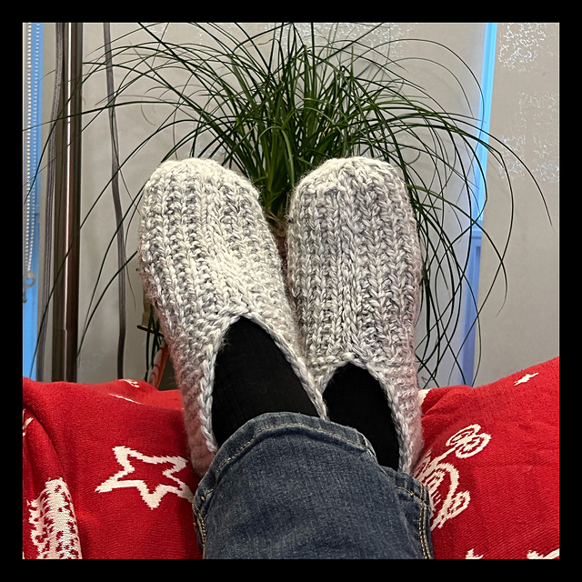 Ravelry: FW006 Cushy Slippers pattern by The Knitting Doodle