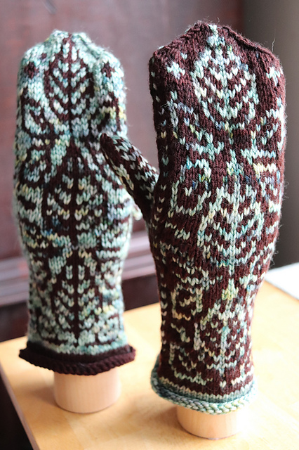 Ravelry: Leaf of Change Mittens pattern by Stacey Lewis