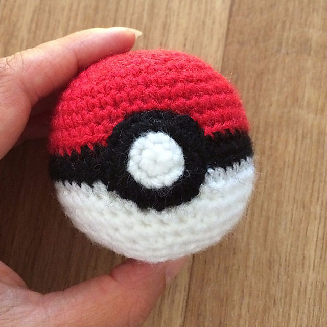 Ravelry: Pokeball pattern by Nathalie Nuisement