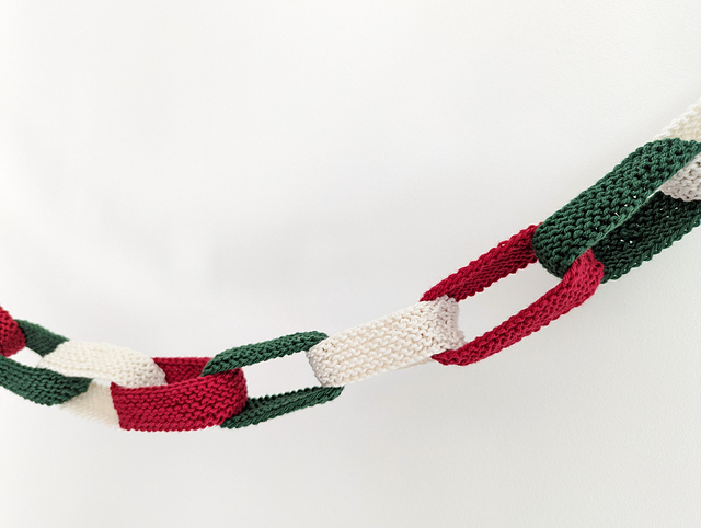 Ravelry: Christmas Paper Chain Bunting pattern by The Old Horizon