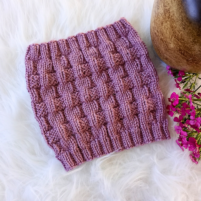 Ravelry: The Valencia Cowl pattern by Marisa Perrin