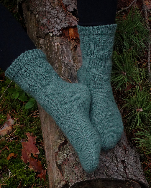 Ravelry: Theladin's Enchanted Pinecones Socks