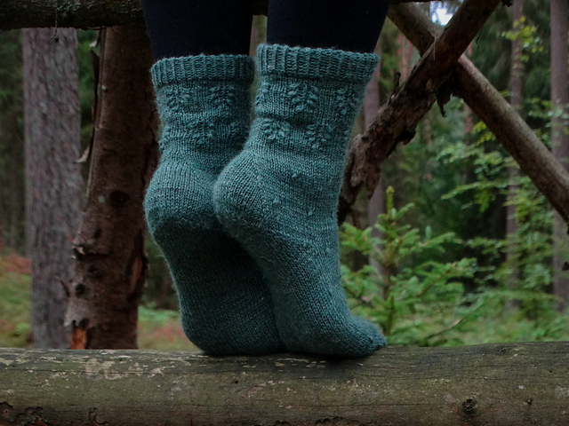 Ravelry: Theladin's Enchanted Pinecones Socks