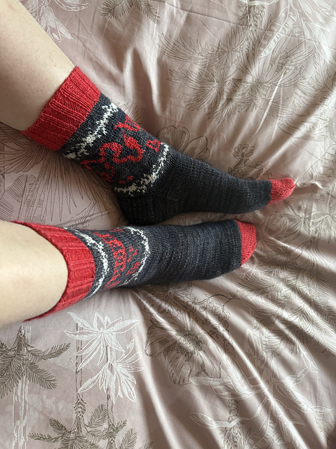 Ravelry: Socks « Venom & Velvet » pattern by The parisian knits