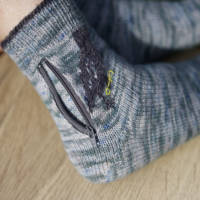 Ravelry: Socks “The crow with the key” pattern by The parisian knits
