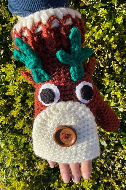 Ravelry: Reindeer Mittens pattern by Leonie Edwards