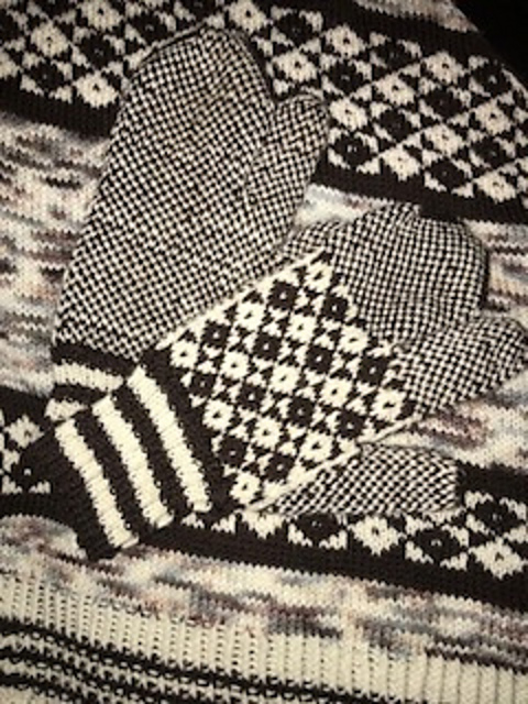 Ravelry: Trigger Mittens pattern by Lisa Pottle