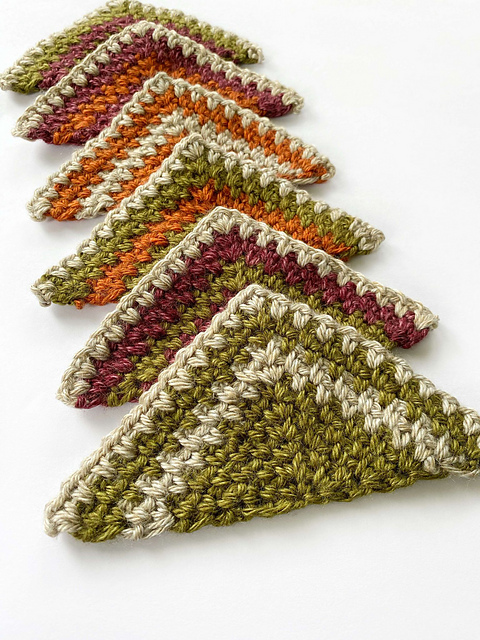 Ravelry: Moss Stitch Triangle pattern by Dayna Perry