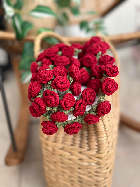 Ravelry: Rose Bouquet Blanket pattern by ThreadoverNeedles - S&N