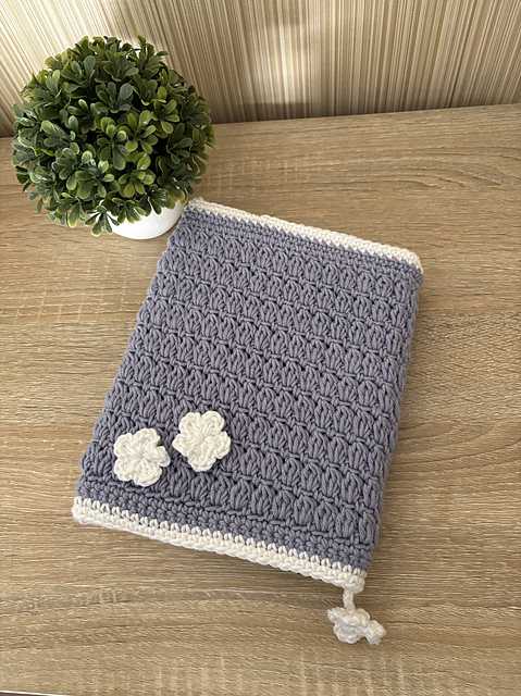 Ravelry: Cluster Book Cover pattern by ThreadoverNeedles - S&N