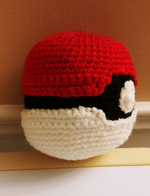 Ravelry: Pokeball pattern by Jess Jones